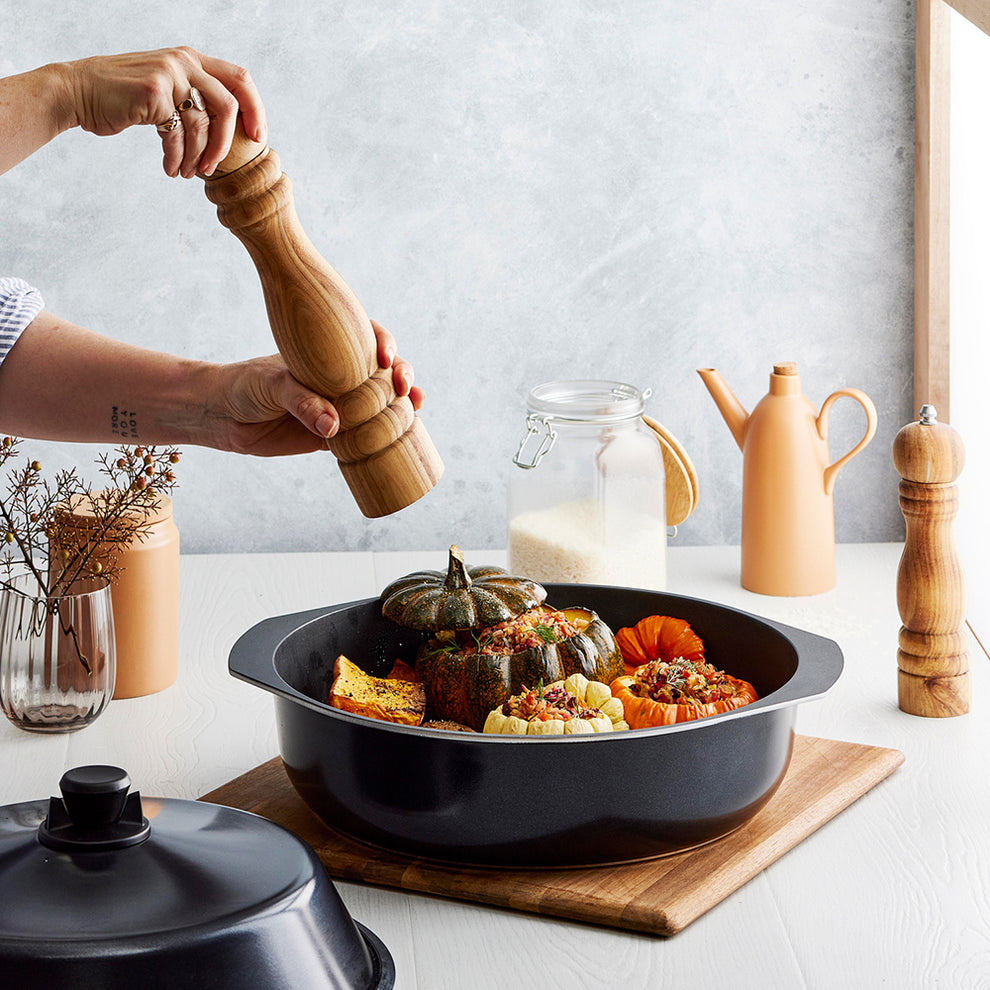 Bessemer Black Round Cook n Bake 37cm